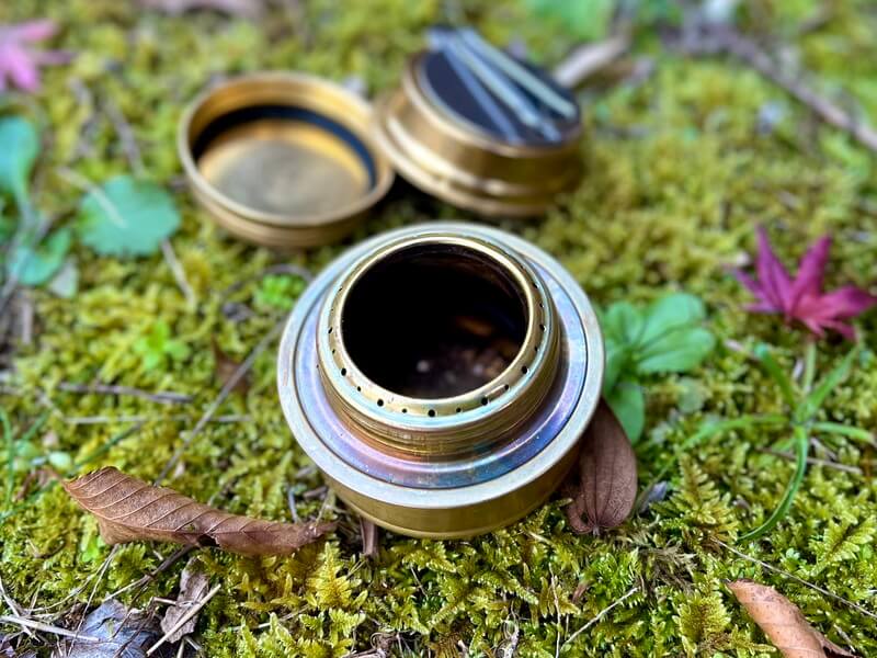 DaLaCaのアルコールストーブ‗苔‗単体蓋開け_2点上から寄り逆 | ベランダ飯｜公式ブログ～キャンプとアウトドア飯と田舎暮らし開拓記～