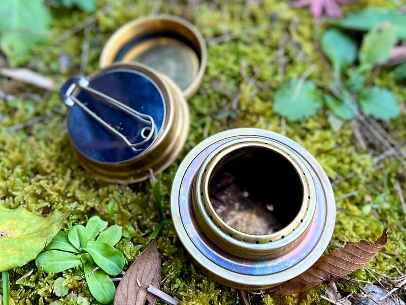 DaLaCaのアルコールストーブ‗苔‗単体蓋開け_2点上から寄り | ベランダ飯｜公式ブログ～キャンプとアウトドア飯と田舎暮らし開拓記～