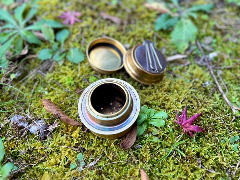 DaLaCaのアルコールストーブ‗苔‗単体蓋開け_2点上から引き | ベランダ飯｜公式ブログ～キャンプとアウトドア飯と田舎暮らし開拓記～
