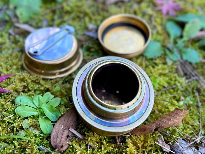 DaLaCaのアルコールストーブ‗苔‗単体蓋開け_3点上から寄り | ベランダ飯｜公式ブログ～キャンプとアウトドア飯と田舎暮らし開拓記～