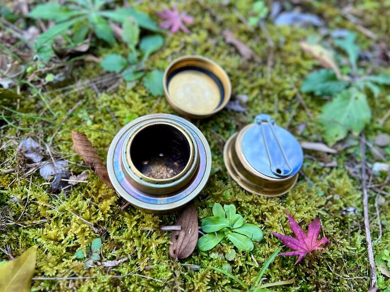 DaLaCaのアルコールストーブ‗苔‗単体蓋開け_3点上から引き | ベランダ飯｜公式ブログ～キャンプとアウトドア飯と田舎暮らし開拓記～