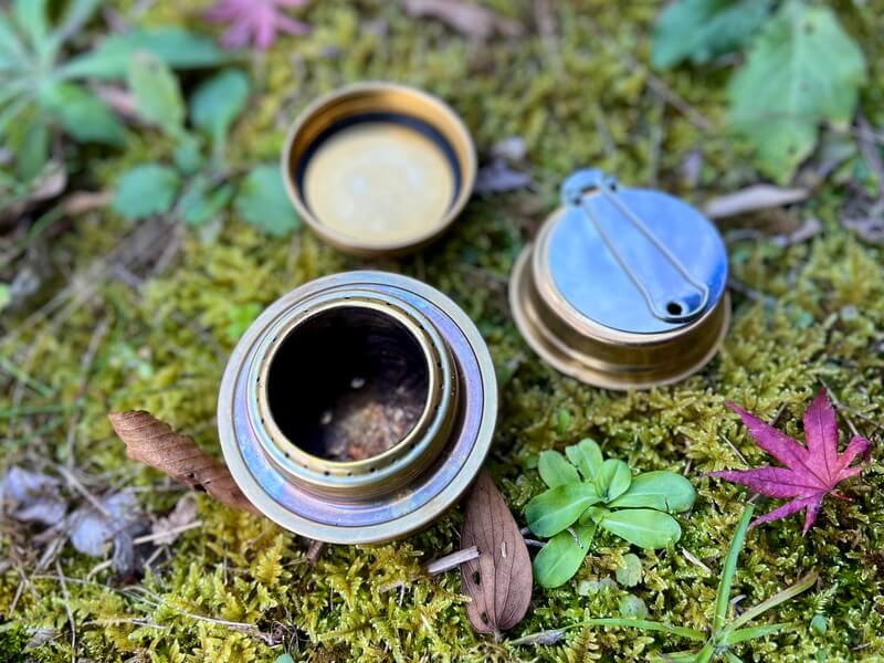 DaLaCaのアルコールストーブ‗苔‗単体蓋開け_3点上から | ベランダ飯｜公式ブログ～キャンプとアウトドア飯と田舎暮らし開拓記～
